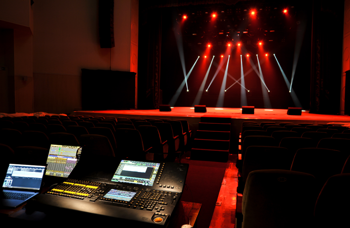 Campaign to keep traditional theatre lighting goes global