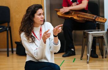 Henry V review at Sam Wanamaker Playhouse, London with Oliver Johnstone ...